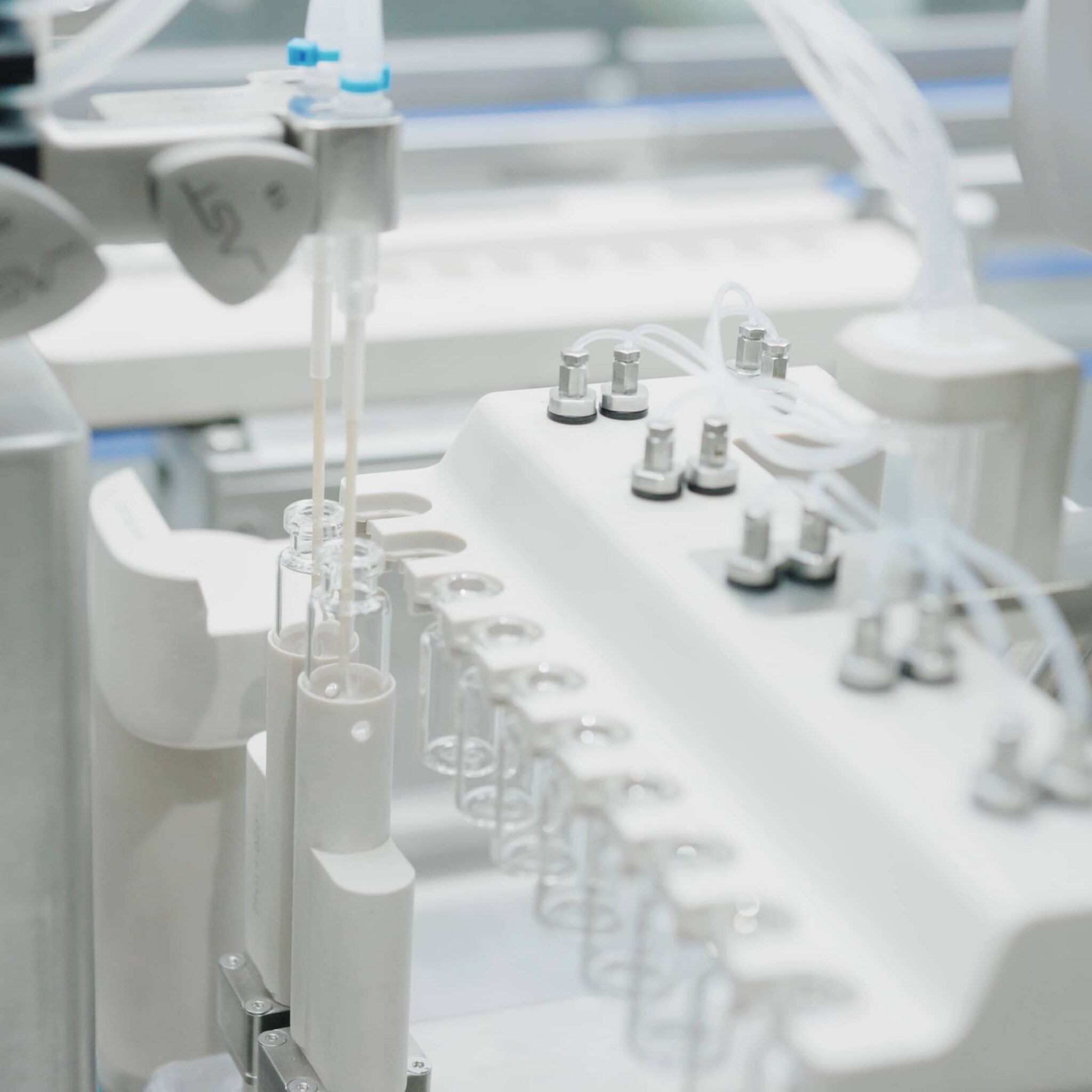 Aseptic Small Batch Filling & Closing Machine - GENiSYS® R | AST